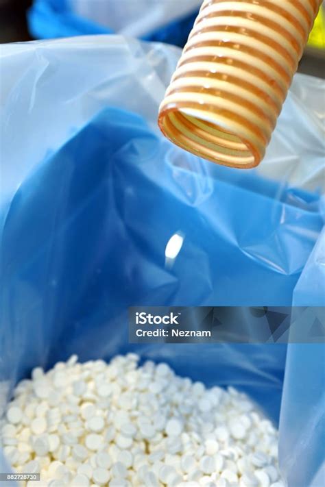 정제의 생산입니다 정제 무 균 포장에 부 어 많은 약 화이트 제조 건강에 대 한 정제 라운드 3차원 형태에 대한 스톡 사진 및 기타 이미지 Istock