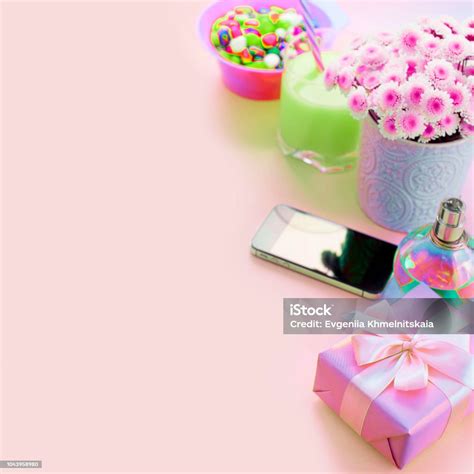 초현실주의 구성 플랫 하다는 여자에 게 선물 현대 가제트 휴대 전화의 유리 칵테일 향수 꽃다발 꽃 준비 휴가 깜짝 선물 상자 핑크 배경에 대 한 0명에 대한 스톡 사진 및