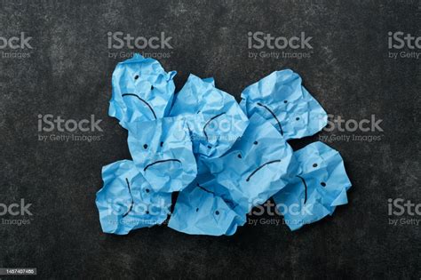 파란색 구겨진 스티커 메모는 메시지를 위한 복사 공간이 준비된 검은색 배경에 슬픈 얼굴을 그리고 있습니다 블루 먼데이와 정신