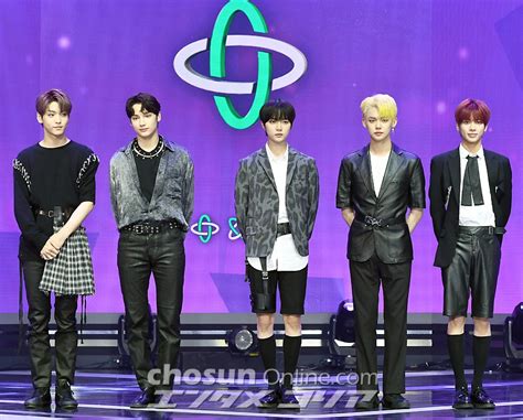 [포토] T X T…투모로우바이투게더 시그니처 포즈 선사