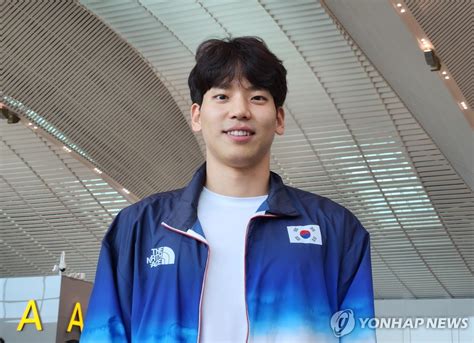 인터뷰하는 이주호 연합뉴스