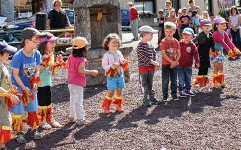 Centre de loisirs Chants et danses sur la place de l église Le Télégramme