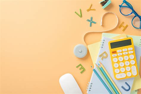텍스트를 위한 공간이 있는 파스텔 오렌지 배경에 배치된 학습 필수품 문구류 카피북 연필 계산기 안경 테이프 컴퓨터 마우스 완벽한