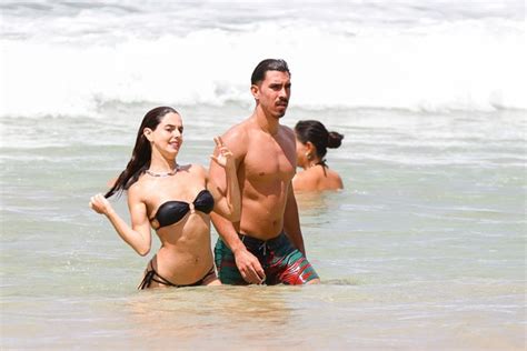 Giovanna Lancellotti é clicada aos beijos namorado em praia de