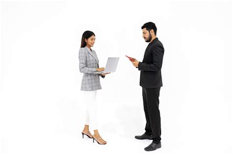 직장에서 아시아 사업가 및 사업가 동료 행복한 동료들은 흰색 배경에 사무실에서 함께 일합니다 20 29세에 대한 스톡 사진 및 기타 이미지 Istock