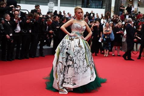 По сутиен ли е Мария Бакалова на червения килим в Кан Хай Клуб