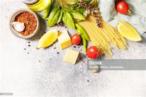 전통적인 이탈리아 파스타 요리 돌 탁상에있는 재료 이탈리아 음식 배경 위에서보기 공간을 복사합니다 0명에 대한 스톡 사진 및