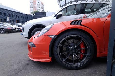 오렌지 포 르 쉐 911 Gt3 Rs는 주차에 경주 슈퍼카 바퀴와 날개 공기 흡입구 가까이 0명에 대한 스톡 사진 및 기타 이미지 Istock