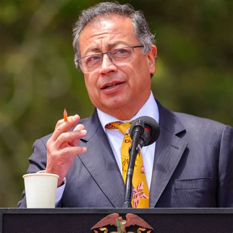 Gustavo Petro Justificó Su Tardanza En Ceremonia De Ascenso De Policías
