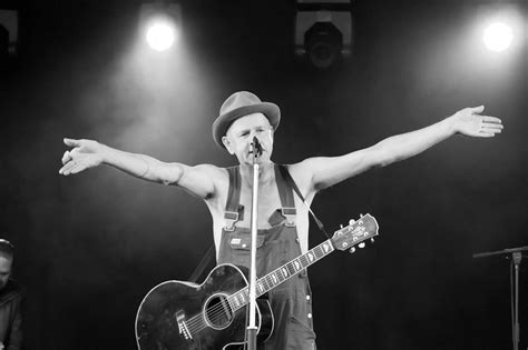 Per Persson Och Nya Packet Kommer Till Hyttan Axmar Bruk