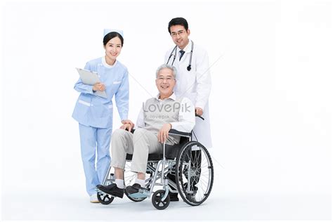 노인 환자를 돌보는 의사와 간호사 사진 무료 다운로드 Lovepik