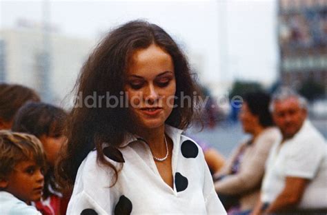 Ddr Fotoarchiv Berlin Junge Frau Auf Dem Alexanderplatz In Berlin In