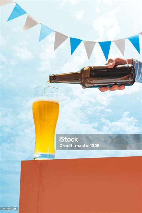옥토버 페스트 배너 뮌헨에서 열리는 독일 맥주 축제 연한 파란색 배경 위에 유리에 맥주를 붓는 손 휴일 전통 음료의 개념 10