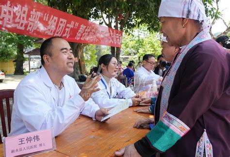 广西融水专家义诊进山村 人民图片网
