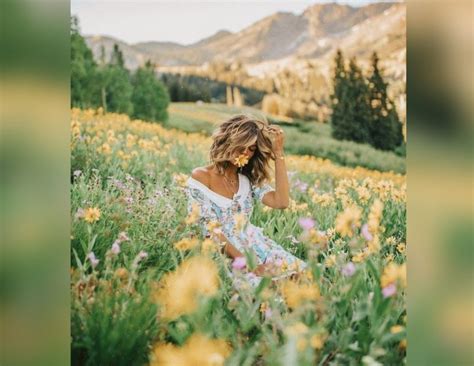 30 ژست عکاسی دخترانه در طبیعت نیمه شب مجله آنلاین علمی هنری بهداشتی