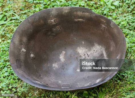 내부 잔디에 오래 된 금속 헬멧 제 2 차 세계 대전에서 독일 군대에 의해 사용 0명에 대한 스톡 사진 및 기타 이미지 0명 1940 1949 년 개념 Istock