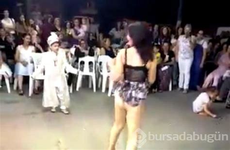 Sünnette eteğini kaldırıp popo sallama dansı olay olmuştu Foto