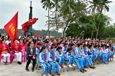 十九大精神文艺宣讲轻骑队巡回宣讲演出走进琼海