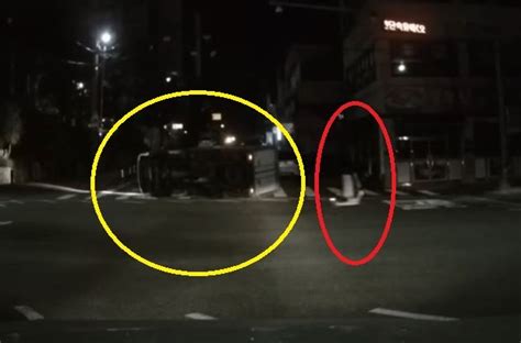 킥보드 탄 여고생 피하려다 트럭 뒤집어졌는데…그냥 가려던 학생 결국 서울경제