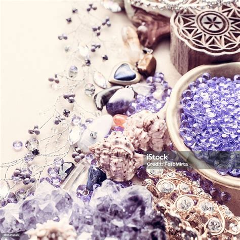 골판지 질감 표면에 아름다운 돌 크리스탈 미네랄 및 기타 재료 마법의 결정과 제품 가구에 대한 스톡 사진 및 기타 이미지 가구 갈색 용지 개체 그룹 Istock