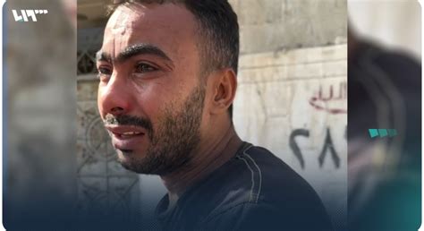 مواطن فلسطيني يبكي فقد جميع أفراد عائلته بالقصف الإسرائيلي على غزة