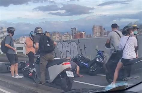 快訊下班尖峰忠孝橋6機車連環撞 6騎士擦傷機車道塞爆了