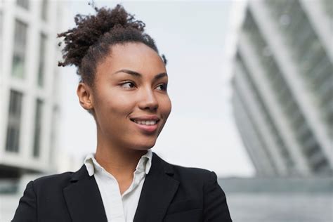 Mujer De Negocios Sonriendo Cerca Foto Gratis