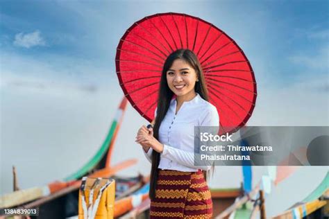 미얀마 만달레이 의 유빈 다리에서 빨간 우산을 들고 서 있는 젊은 버마 여성 텍스트 공간입니다 미얀마에 대한 스톡 사진 및 기타 이미지 Istock
