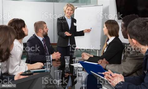 사업 동료에 게 프레 젠 테이 션을 하 고 감정에 대한 스톡 사진 및 기타 이미지 감정 경영자 계획 Istock