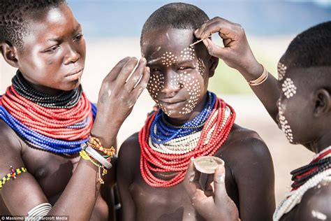 Massimo Rumis Photographs Show Ethiopias Omo Valley Tribesmen Daily
