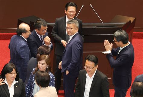 立法院會16日三讀通過農業部組織法，農委會將升格為農業部後，農委會主陳吉仲（後左2）赴議場，向委員們致意。中央社記者謝佳璋攝 112年5月16
