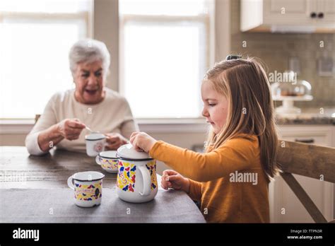 Oma Mit Enkelin Stockfotos Und Bilder Kaufen Alamy