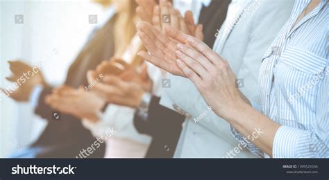 사업가들은 회의나 회의에서 박수를 치고 박수갈채를 스톡 사진 1395525536 Shutterstock