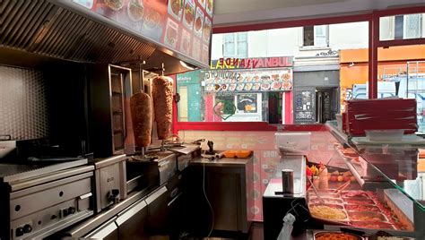 Elifa devant sa broche à Kebab en pleine canicule Cest