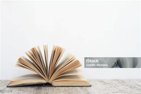 교육 및 훈련의 개념 흰 벽의 배경에 대 한 나무 표면에 책을 엽 니 0명에 대한 스톡 사진 및 기타 이미지 0명 계절
