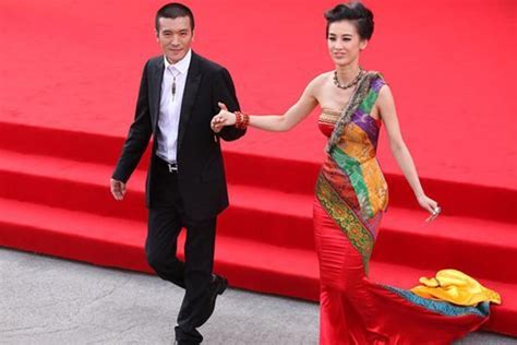 何炅又否認結婚！盤點：娛樂圈那些隱婚的明星們，他竟隱藏24年 每日頭條