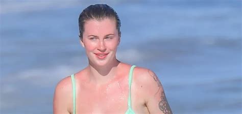 Ireland Photօgraphs Her Bаrе Stօmach While Wearing A Little Pink