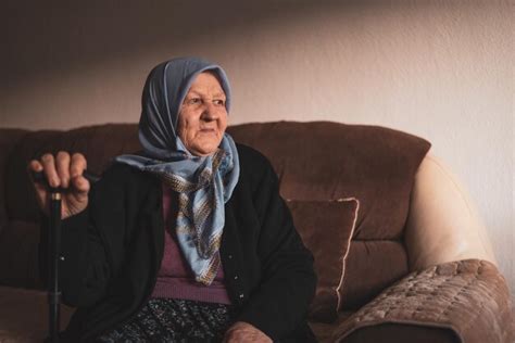Beau portrait du visage d une grand mère musulmane heureuse en hijab