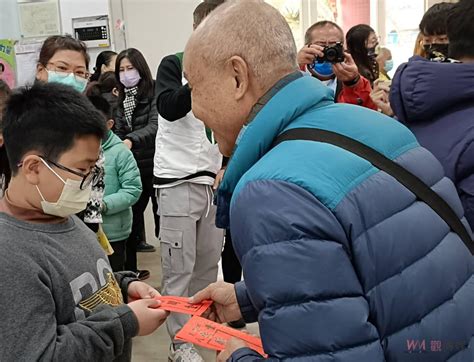 （有影片）／赤腳善人賴士田揪花壇八德堂捐款彰化家扶助弱勢家庭過好年
