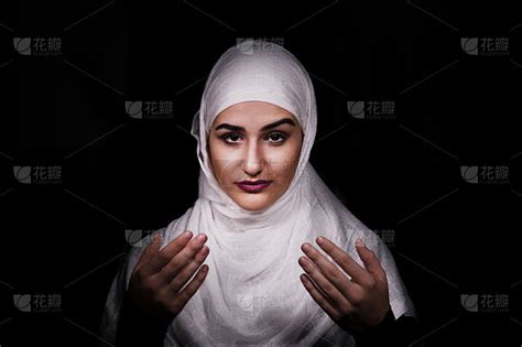 穆斯林妇女戴着头巾在黑暗中孤立