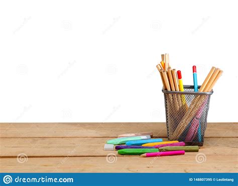 L Pices En Envase De La Cesta Y Creyones Coloridos En La Tabla De
