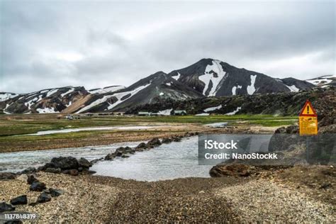 아이슬란드 유럽의 고원에 아름 다운 Landmanalaugar 자갈 먼지도로 방법 극단적 인 4wd 4 륜구동 차량에 대 한 진흙 투성이 거친 지형