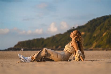 바다 근처 해변에서 일몰 동안 젊은 금발 백인 여성의 얕은 초점 샷 금발 머리에 대한 스톡 사진 및 기타 이미지 금발 머리