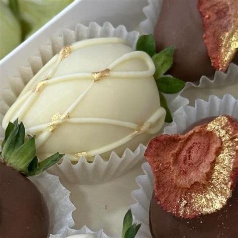 КЛУБНИКА В ШОКОЛАДЕ ПОЛУНИЦЯ В ШОКОЛАДІФІНІКИ МАКАРОН On Instagram
