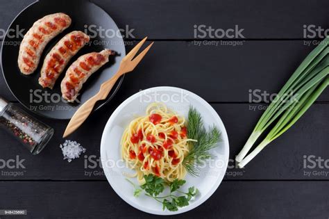 어두운 배경 녹색 흰색 접시 나무 칼 축제 저녁 식사 소박한 스타일 파스타와 그릴 예술에 고기 접시에 소스와 스파게티에 구운된