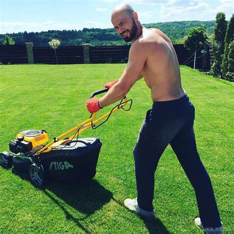 Влад Яма розбурхав шанувальників знімком після душу