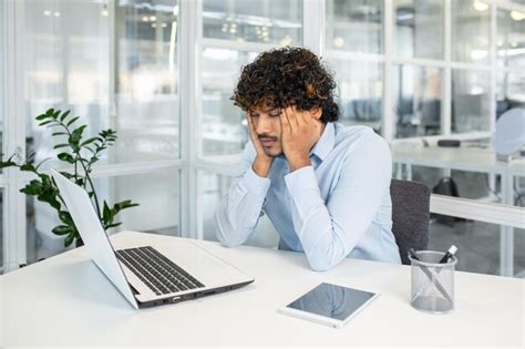 Premium Photo Stressed Business Professional Feeling Overwhelmed At Work
