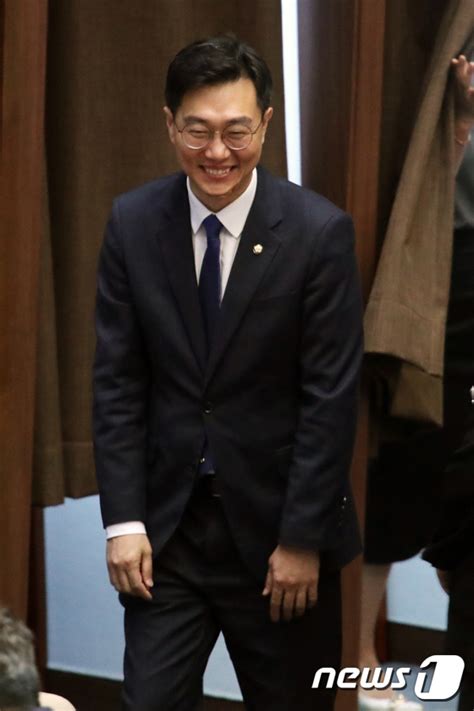 미소 보이는 장경태 의원 뉴스1