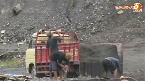 VIDEO Rawan Banjir Lahar Dingin Penambang Pasir Masih Bandel News Liputan Com