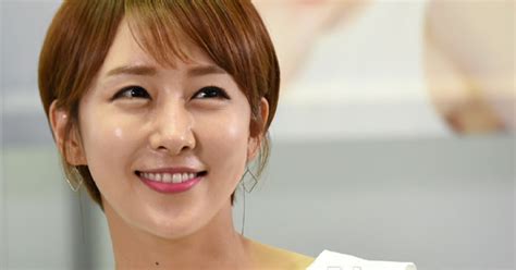 [포토엔]클로즈업 굴욕 無 한영 20대도 울고 갈 동안피부